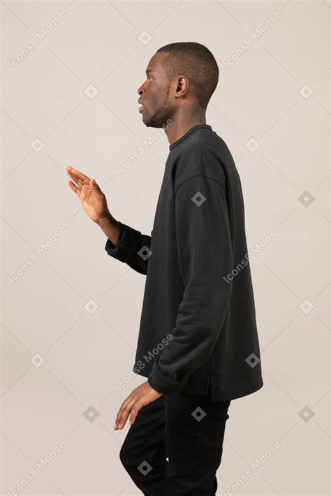 손을 드는 남자의 옆모습 사진