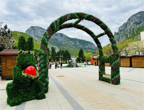 Враца грее във великденска премяна 3 метров заек очаква малки и големи за снимки на площад