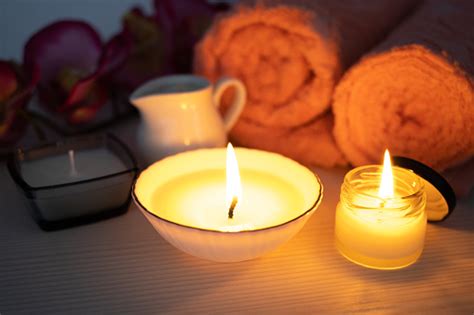 흰색 나무 테이블에 향기로운 양초 난초 꽃과 수건이 있는 스파 구성 0명에 대한 스톡 사진 및 기타 이미지 0명 개념 개체 그룹 Istock