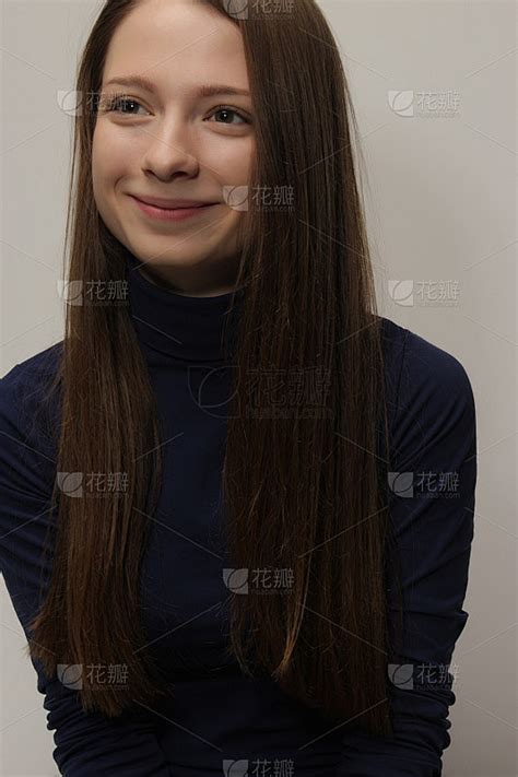 有一头金色长发的漂亮姑娘