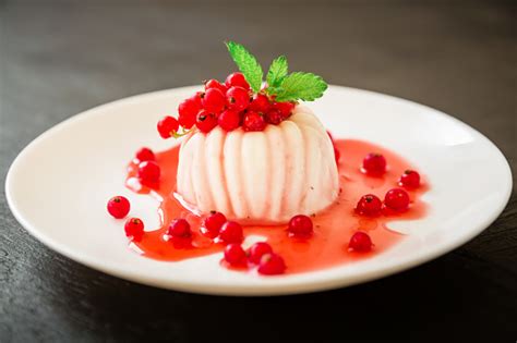 달콤한 젤리 코타 Panna 어두운 테이블에 흰 접시에 딸기와 함께 맛 있는 디저트 0명에 대한 스톡 사진 및 기타 이미지 0명 건강한 생활방식 검은색 Istock