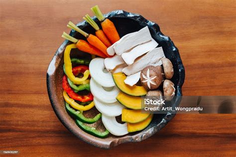 야키니쿠 야채 세트의 최고 경치에는 당근 얇게 썬 피망 얇게 썬 양파 얇게 썬 호박 에린기 표고버섯이 있습니다 야키니쿠에 대한 스톡 사진 및 기타 이미지 Istock