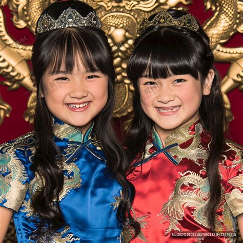 Ai创作图儿童恭贺新春 萌娃喜庆中国娃娃 童男童女拜年送礼 的中国东方两个小女孩 鸡年金童玉女 拜年的女孩 牛年金童玉女 中国春节装扮 喜庆女童 虎年金童玉女 中国东方范小女孩 金童玉女 女童