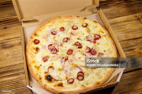 나무 테이블에 골판지 상자에 맛있는 신선한 피자 음식 패스트 푸드 피자 배달의 택배를위한 개념 0명에 대한 스톡 사진 및 기타 이미지 Istock