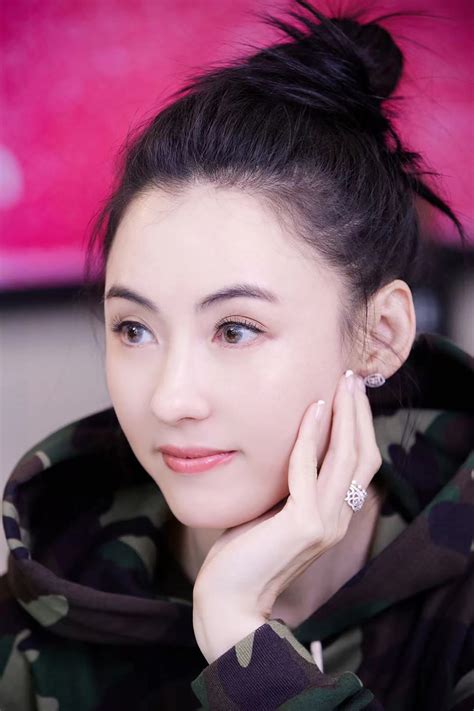 张柏芝晒活动照丸子头气质甜美 迷彩帽衫简约休闲 眼界，放眼世界