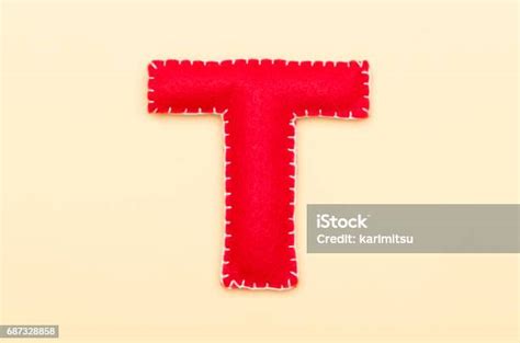 크림 바탕에 고립 빨간 펠트 T 알파벳의 편지에 의하여 이루어져 있다 0명에 대한 스톡 사진 및 기타 이미지 0명 노랑 문자 Istock
