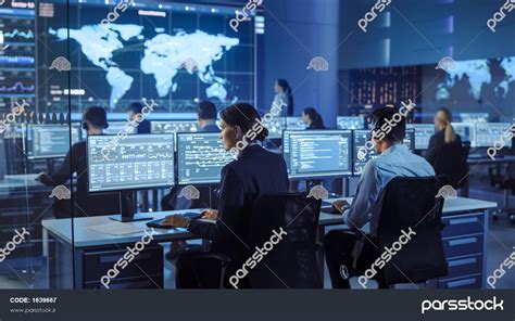 تیمی از مهندسین حرفه ای علوم داده های کامپیوتری روی دسکتاپ هایی با صفحه نمایش نمودارها نمودارها