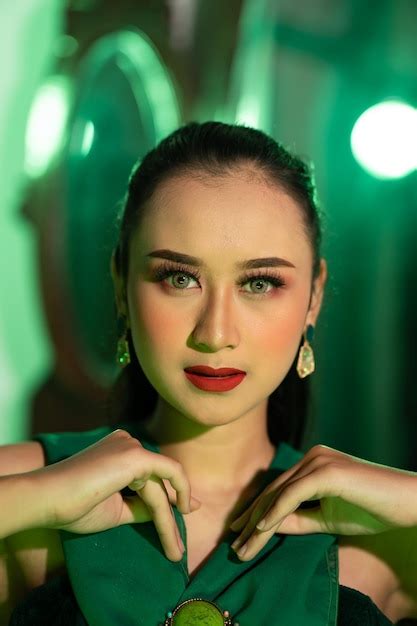 Eine Sch Ne Asiatische Frau In Einem Gr Nen Kleid Posiert Sehr Anmutig Mit Ihren H Nden Und Hat