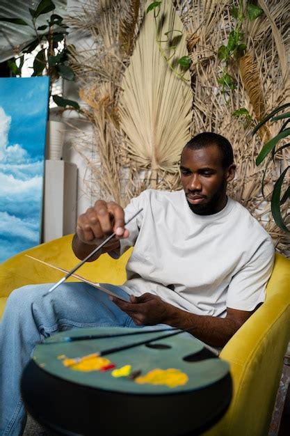 Artiste En Vue Avant Tenant Un Pinceau Photo Gratuite