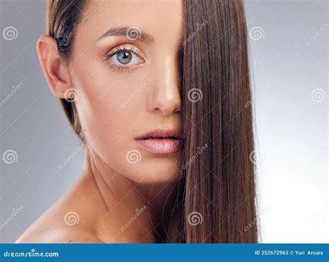 Contemplar En Mi Alma La Verdadera Belleza Una Atractiva Joven Parada