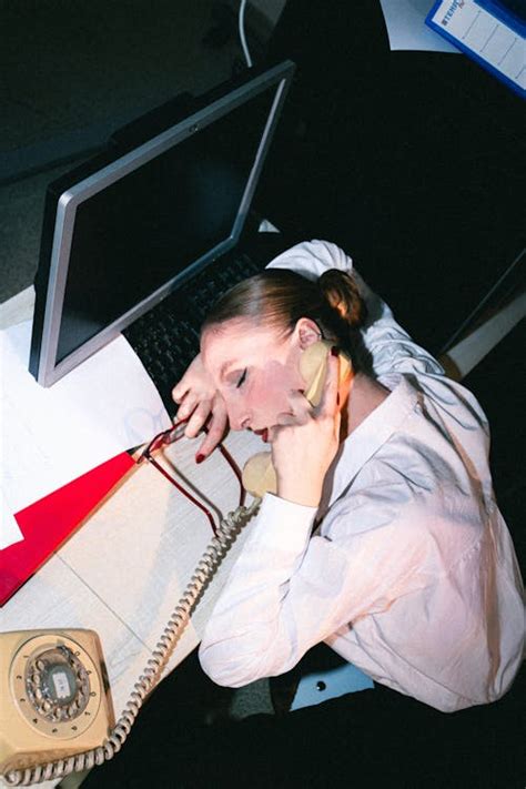 스트레스 받는 직원이 직장 책상에서 잠자고 있음 · 무료 스톡 사진