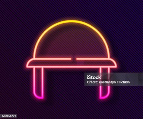 검은 색 배경에 고립 된 빛나는 네온 라인 군사 헬멧 아이콘 방어와 보호의 육군 모자 기호 보호 모자 벡터 강철에 대한 스톡