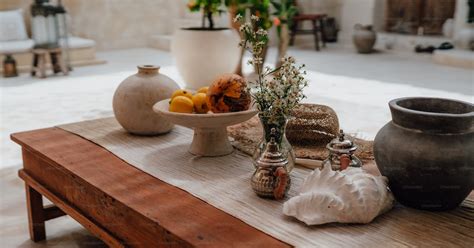 과일과 꽃병을 얹은 나무 테이블 사진 Unsplash의 인도네시아 이미지