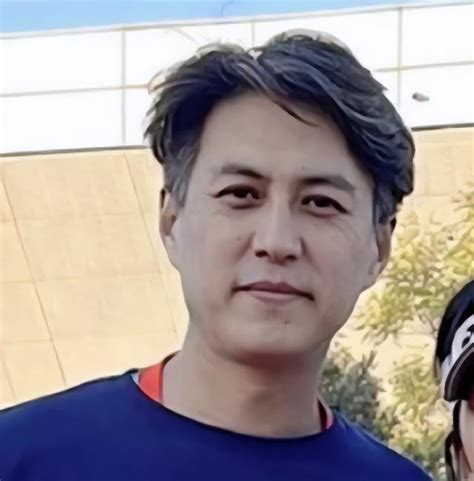 靳東約好友打網球，46歲已滿頭白髮，和台上俊男形象判若兩人 每日頭條