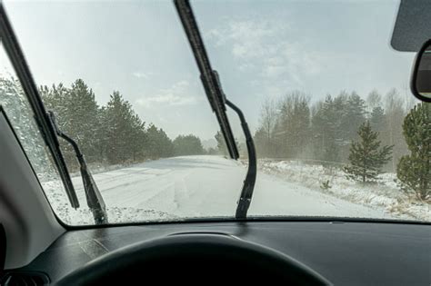 숲의 눈 덮인 도로에서 작업 앞 유리 와이퍼와 차에서 보기 화창한 날씨에 눈보라 0명에 대한 스톡 사진 및 기타 이미지 0명 가리기 거리 Istock