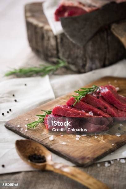 원시 쇠고기 조각 나무 절단 보드에 바다 소금 및 후추와 로즈마리 잎 뿌리고 건강한 식생활에 대한 스톡 사진 및 기타 이미지 건강한 식생활 검은색 검정후추 열매