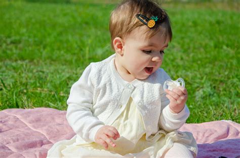 공원에서 푸른 잔디에 분홍색 격자 무늬에 밝은 옷에 아기 신생아는 더운 날에 밖으로 작은 소녀는 녹색 잔디밭에 격자 무늬에 재생 귀여운에 대한 스톡 사진 및 기타 이미지