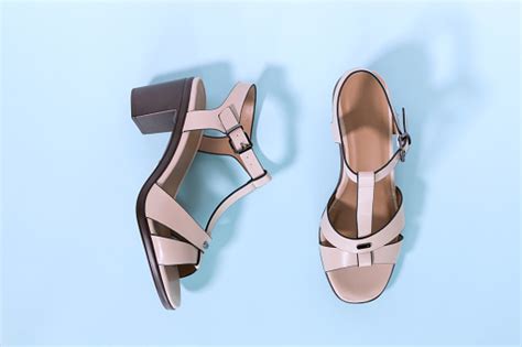 블루 배경에 중간 발 뒤꿈치와 클래식 베이지 색 여성 샌들 판매 및 광고의 개념 단호하게 위부터 0명에 대한 스톡 사진 및 기타