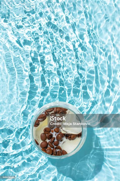 잔물결 속에 분리된 커피 원두와 우유를 곁들인 얼음 한 잔 여름 아침 음료 아이디어 복사 공간 차가운 다과 아이디어 0명에 대한 스톡 사진 및 기타 이미지 Istock