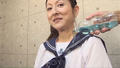 V032i01 In Front Of Fifty This Sex Appeal A Glamorous Body With A