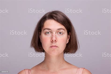 광범위한 연구 세로는 스튜디오 조명 자연스럽다 여성 얼굴 갈색에 대한 스톡 사진 및 기타 이미지 갈색 미소 배경 주제 Istock