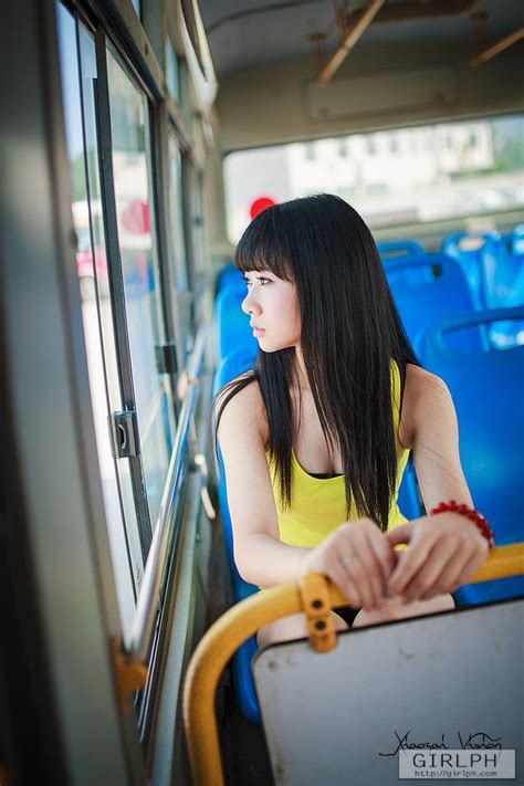 偶遇公交车美女外拍 拍照片