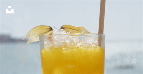 빨대와 오렌지 주스 한 잔 사진 Unsplash의 무료 즙 이미지