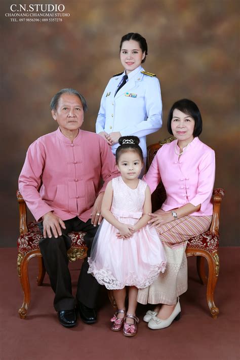 สตูดิโอถ่ายรูป ถ่ายรูปครอบครัวเชียงใหม่ ชุดครุย ชุดข้าราชการ ถ่ายในสตูดิโอเย็นๆ งานคุณภาพ ราคา