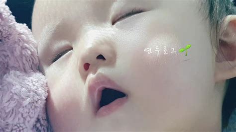 육아 브이로그 쉽지않은 13개월 아기 육아🍼 카네이션이 된 연두 🌺 연두먹방 크로플🥐피자🍕김밥시판반찬닭죽