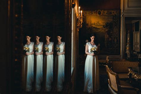 거울 격식있는 옷차림 결혼 결혼 준비 고전적인 장식 꽃꽂이 꽃다발 낭만적인 노란 장미 따뜻한 빛 럭셔리