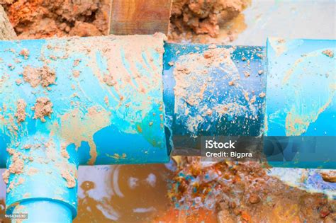 수리 배관 Pvc 파이프 구멍 있는 복사 공간 물에에서 깨진 텍스트 추가 관 튜브에 대한 스톡 사진 및 기타 이미지 관 튜브 관절 유출 Istock