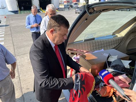 Shkëlqim Hajdari Pret Në Portin E Durrësit Eshtrat E Qazim Mulletit