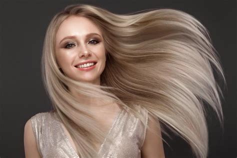 دختر بور زیبا در حال حرکت با موهایی کاملا صاف و آرایش کلاسیک 1620996