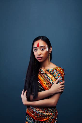 젊은 예쁜 남아시아 소녀 포즈 에 스튜디오 에 회색 배경 라이프 스타일 사람들 개념 갈색 머리에 대한 스톡 사진 및 기타 이미지 갈색 머리 개념 검은색 Istock