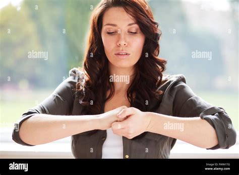 Mädchen Fingert Mädchen Fotos Und Bildmaterial In Hoher Auflösung Alamy