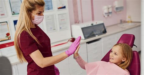 하이파이브를 제공합니다 클리닉에서 치과 의사를 방문하는 어린 소녀 구강 학의 개념 사진 Unsplash의 우크라이나 이미지