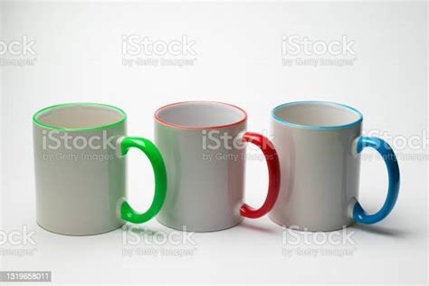 흰색 배경에 여러 가지 색상의 손잡이가 있는 세라믹 머그잔 3개 손잡이에 대한 스톡 사진 및 기타 이미지 손잡이 컵