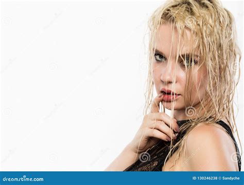 Девушка очарования красивая белокурая с влажными волосами и кожей Яркий макияж и пухлые губы с