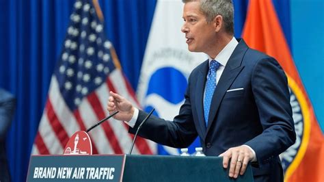 Dot Secretary Unveils 12 5 Billion Plan To Overhaul Aging Air Traffic Control System
