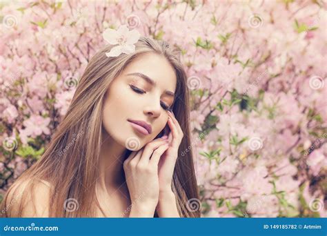 Sch Nes Weibliches Gesicht Gesundes Modell Mit Klarer Haut Und Dem Perfekten Langen Geraden Haar