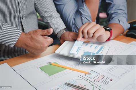 스마트 폰 응용 프로그램 레이아웃 프로토 타입 프로젝트에 설계 Ux 또는 Ui 디자이너 개발에 대한 스톡 사진 및 기타 이미지