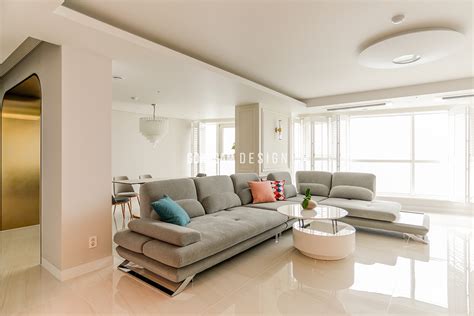 공감인테리어디자인 거실 옆방의 벽과 문을 철거하여 거실을 확장하고 기둥을 경계로 소파 뒷편에 다이닝 겸 멀티 공간을