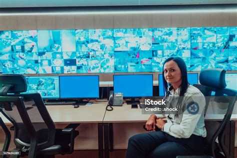 데이터 시스템 제어실 사무실에서 근무하는 여성 보안 운영자 다중 디스플레이가있는 워크 스테이션에서 작업하는 기술 운영자 여러