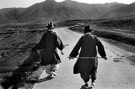 Sonmeangho 어느 날 꽃장수가 이발소에 왔어요 이발을 하고는 얼마냐고 물었지요 이발사는 이번 주는 마을을 위해 자선봉사를 하고 있어 돈을 안 받겠다고 했지요