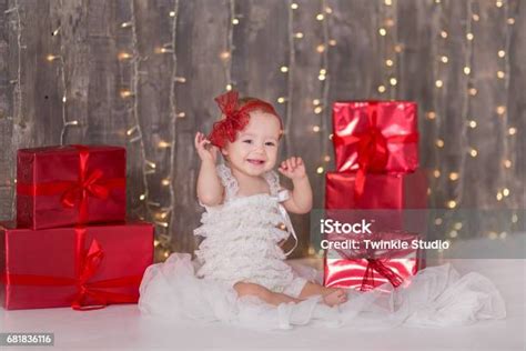 귀여운 아기 소녀 12 년 된 앉아 화이트 이상의 방에 핑크 풍선 바닥에 격리 생일 파티입니다 축 하입니다 생일 아기 소녀 그룹 공 룸을 재생 합니다 공 스포츠 장비에 대한