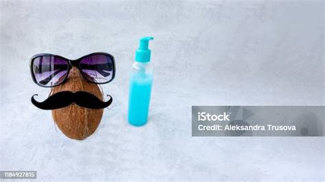 비치 액세서리 플립 플롭 선글라스 자외선 차단제 조개와 코코넛 음료 흰색 배경에 모래에 누워 0명에 대한 스톡 사진 및 기타 이미지 Istock