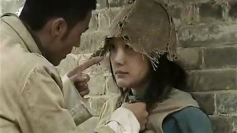 小夥圖謀不軌挾持女乞丐，不料女乞丐武功高強，一拳打跑小夥！⚔️ 战争 Kung Fu 抗日🗡 Youtube