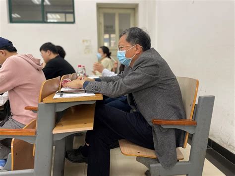 校党委常委、副校长覃红一行调研我院课堂情况