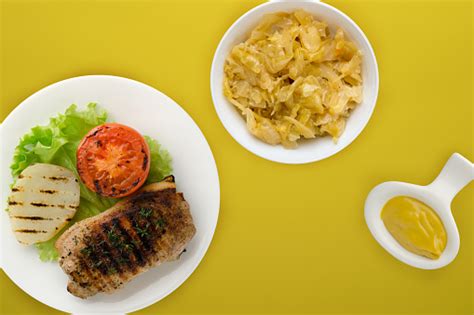 감자와 토마토와 함께 구운 돼지 고기 색깔배경에 샐러드와 소스 탑 뷰와 접시에 튀긴 돼지 고기 0명에 대한 스톡 사진 및 기타 이미지 Istock