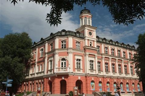 Продължава да е критично състоянието на детето което падна от сцена на плевенския театър